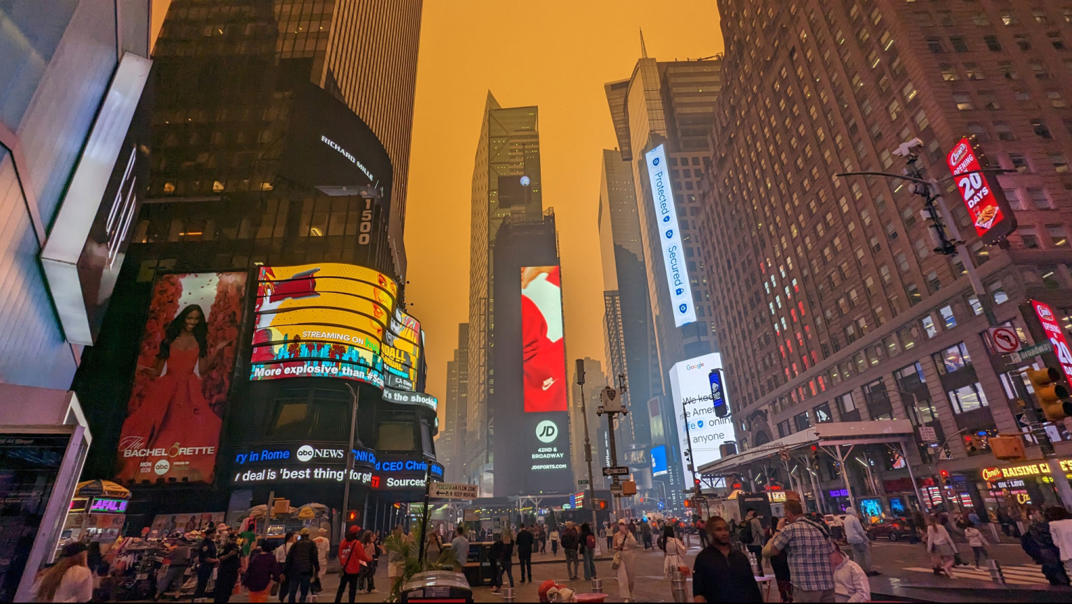 Smoke from Canada Wildfires Takes Over NYC | LifeMinute TV