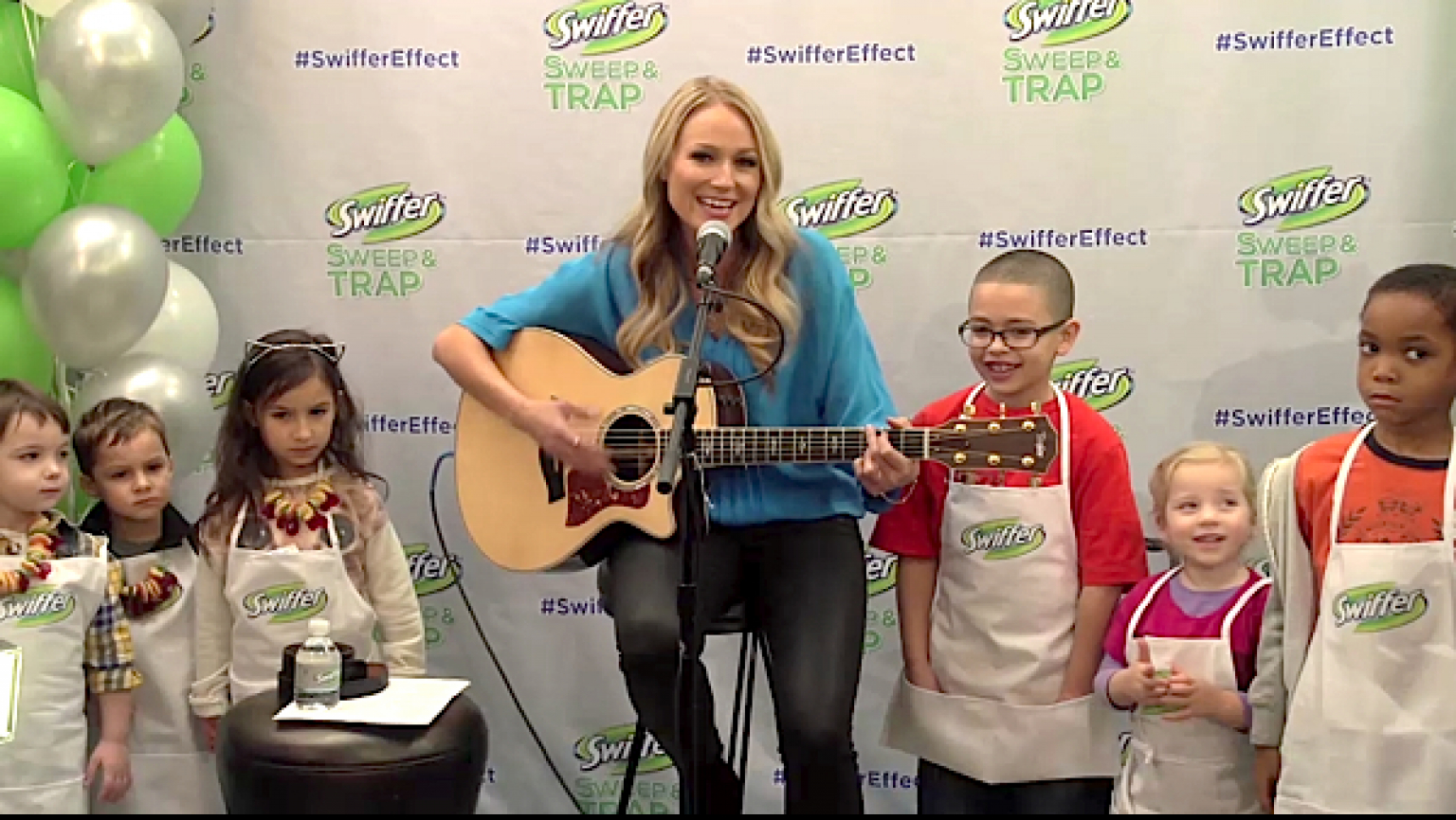 Jewel Performs to Kids in NYC | LifeMinute TV