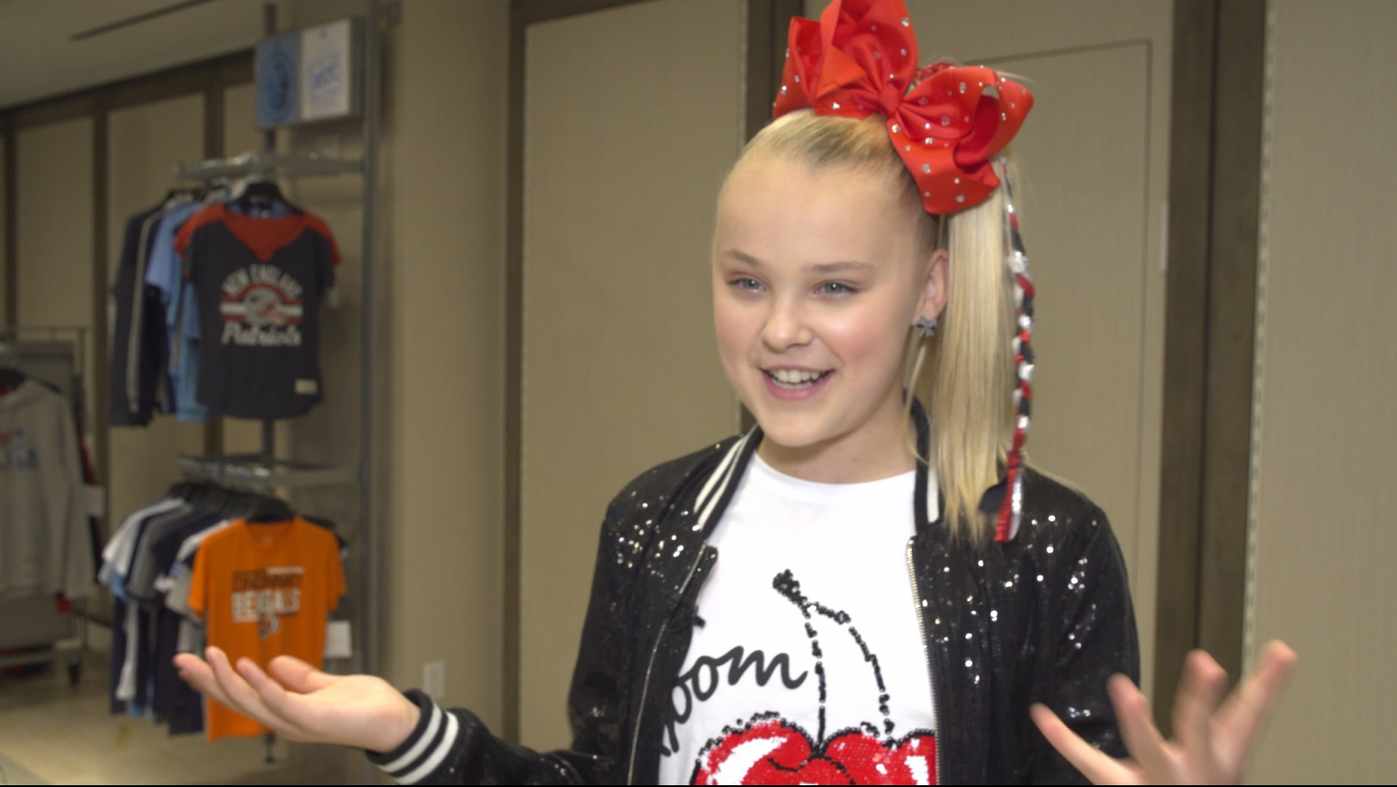 JoJo Siwa Tells Us Why She's Living the 'Sweet Life" | LifeMinute TV