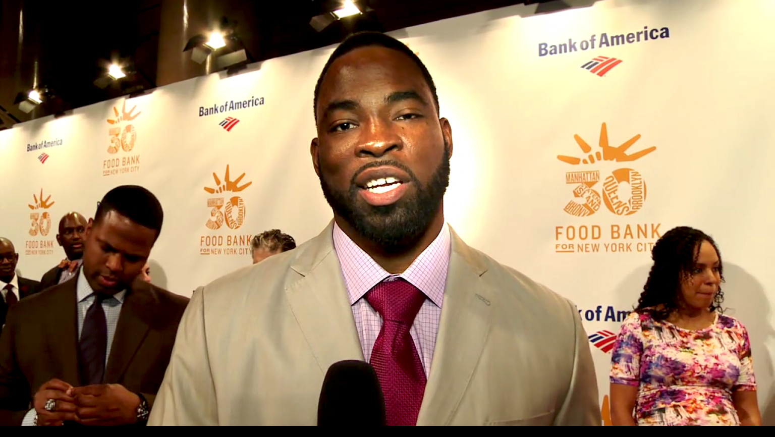 New York Giant Justin Tuck | LifeMinute TV