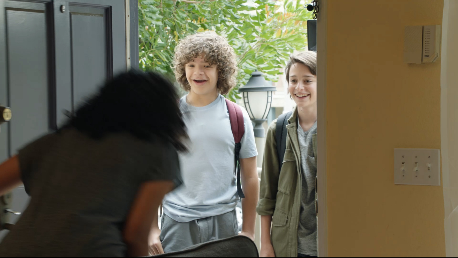 Stars of Netflix hit 'Stranger Things' Surprise Fan with a New Way to ...