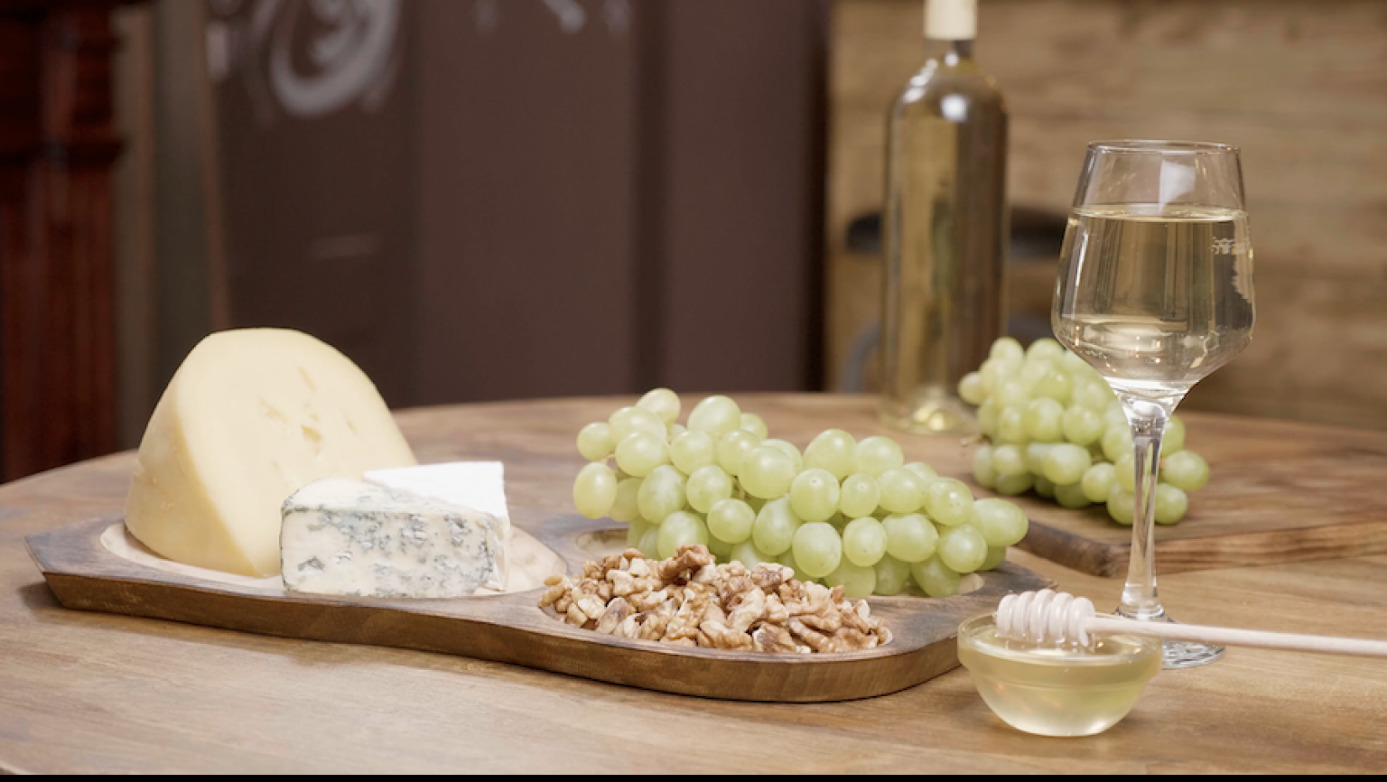 A Guide To Pairing Wine And Cheese | LifeMinute TV